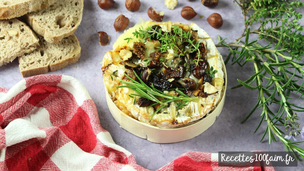 Camembert rôti au four (miel herbes & noisettes) | Recettes100faim